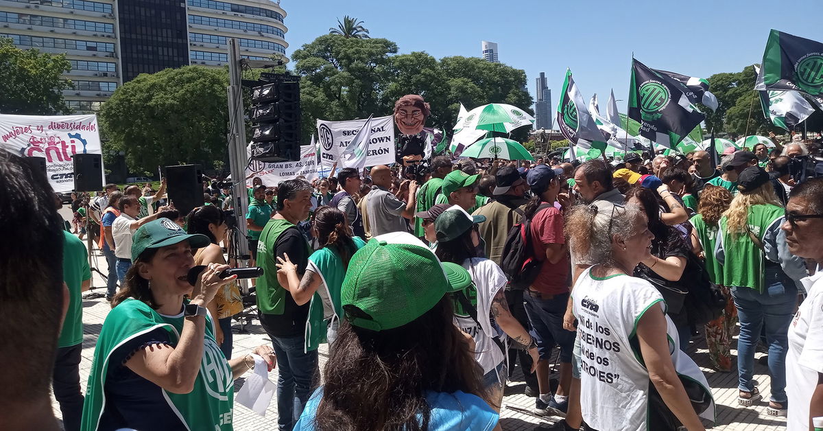 Flamman | Demonstranter förstör Mileis smekmånad